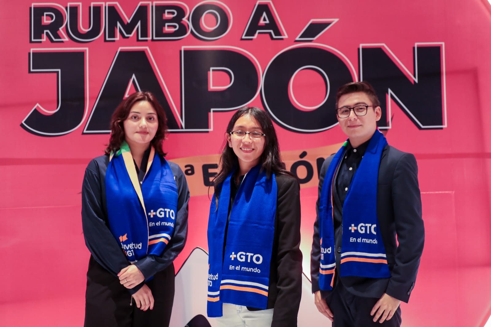 Diego Sinhue Rodríguez abandera a 30 jóvenes del Programa Rumbo a Japón ...